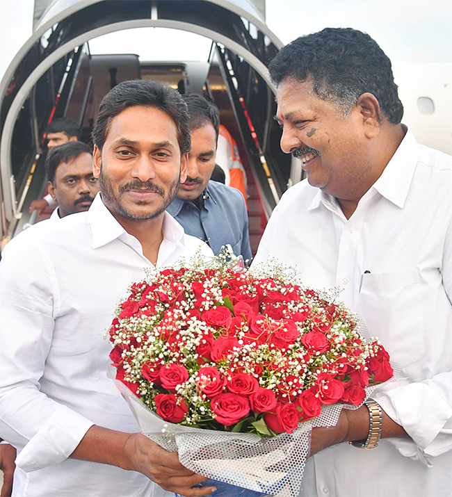 ఏపీకి సీఎం జగన్‌ దంపతులు (ఫోటోలు) | AP CM YS Jagan Returned Back To Vijayawada Photos | Sakshi